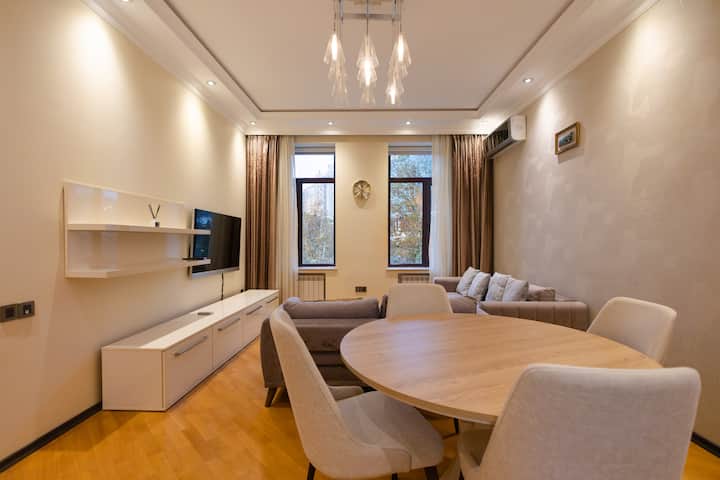 Nizami Str - Fountains Square 2-bedroom Apartment - Azerbaijan