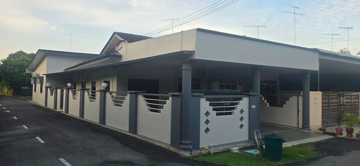Family & Group Stay • 5bedroom • 10+ Pax - Batu Pahat