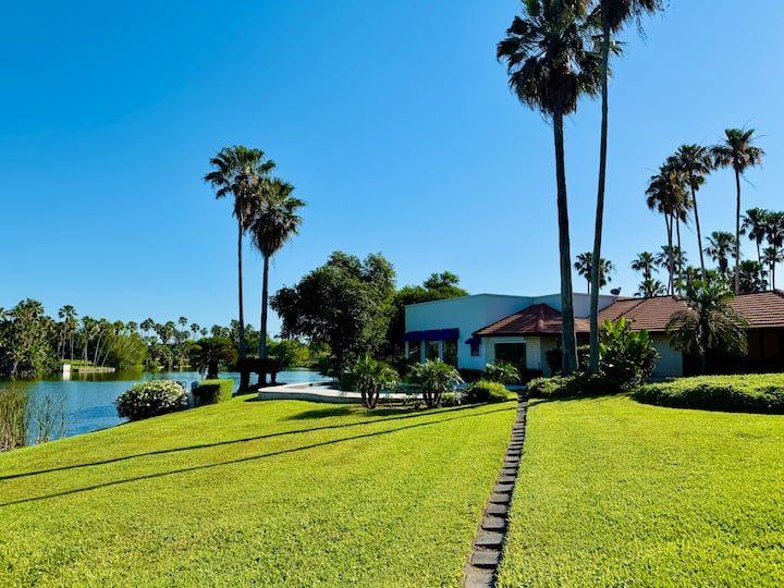 Luxurious 4200 Sqft Waterfront Tropical Retreat. - Brownsville, TX