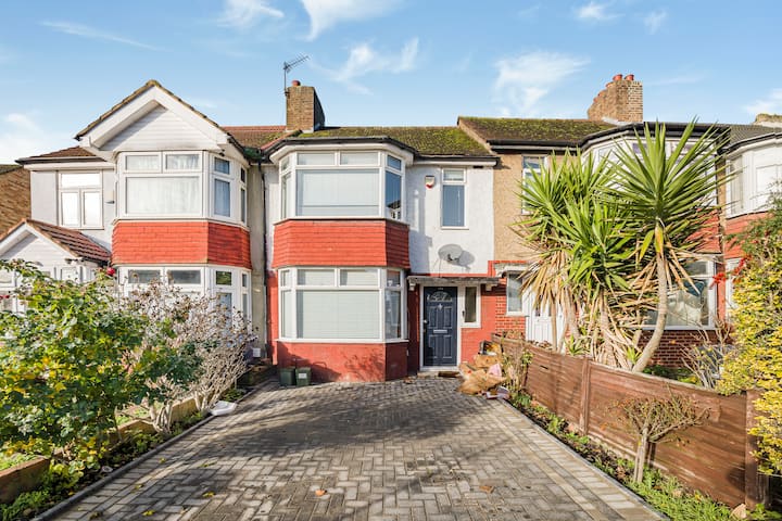 Spacious 3 Bedroom Home In Greenford - Ruislip