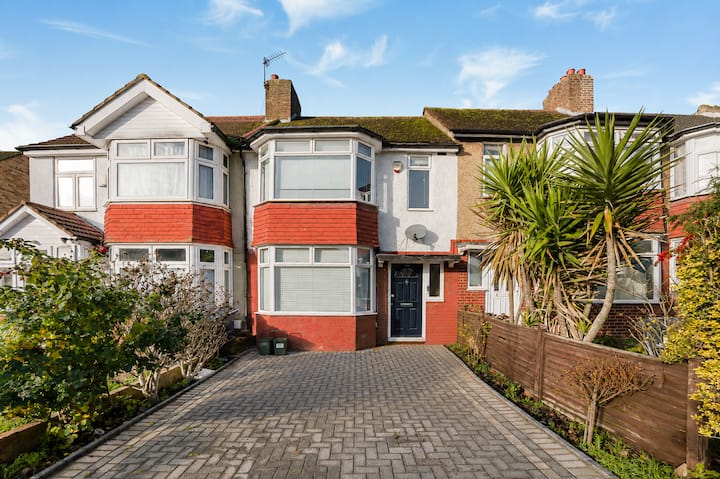 Spacious 3br Home | London | Sleeps 7 | Driveway - Harrow
