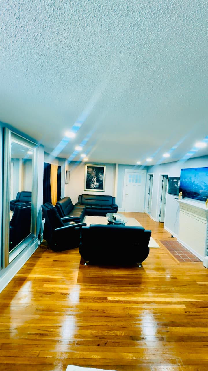 Spacious 6-bedroom Single Family Getaway - Springfield, MA