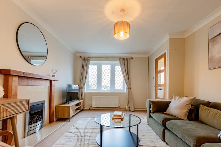 3-bed House Close To Town + Parking - Worcester, UK