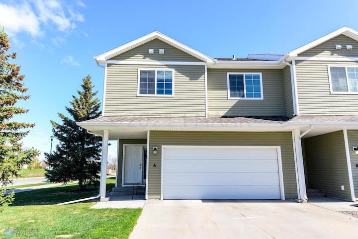 Updated 3 Bed 3 Bath Townhouse - Fargo, ND