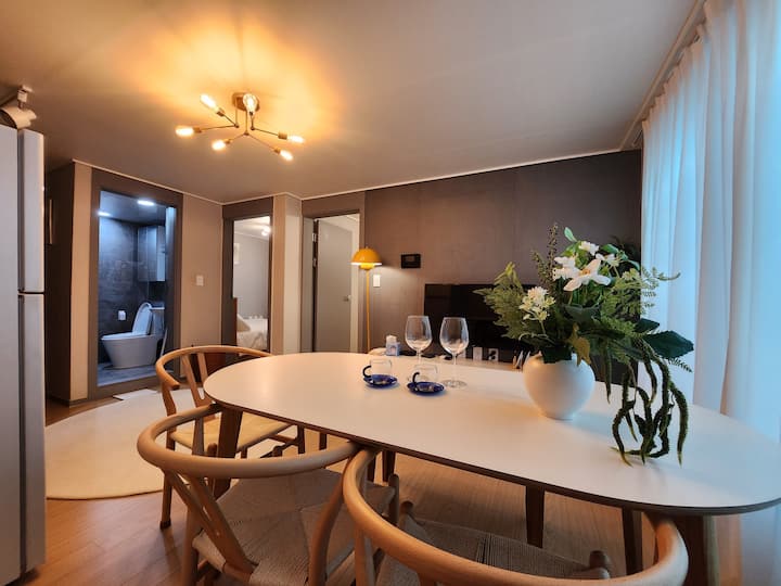 {우아한스테이}성심당롯데/용문역도보이용/주변맛집/ 넓은주차장/방2거실1/여성안심/2층/ - Daejeon