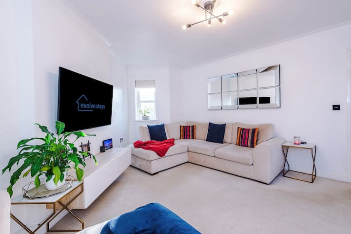 Driveway | Stylish 3bedroom Home In Middleton - Manchester