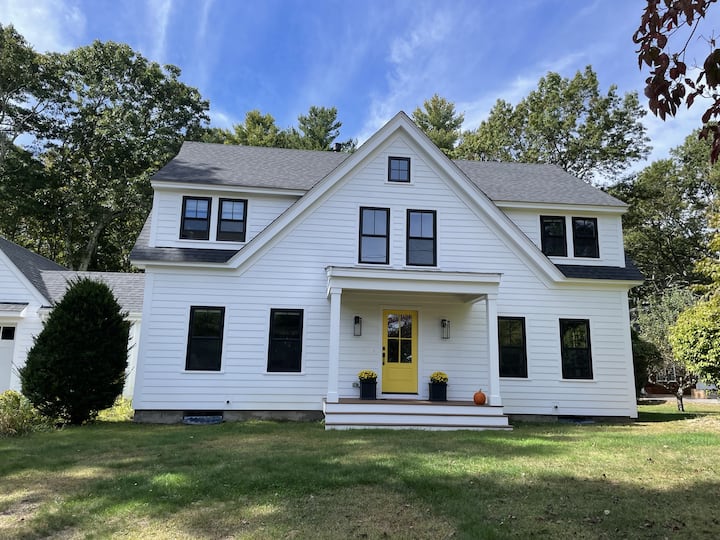 Modern Farmhouse + Barn Retreat Near Stadium - Foxborough, MA