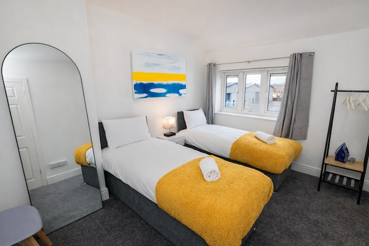 3bd House|free Parking|sleeps 6| Near M6 - Wolverhampton