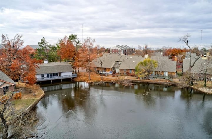 Gated Lakefront Retreat - Edmond, OK