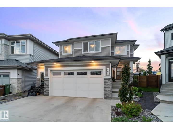 Modern Spacious Multifamily 5 Bedroom House - Saint Albert