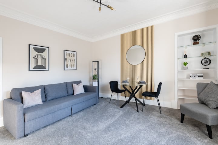 Modern West End Flat • Near Hospital • City Centre - Dundee
