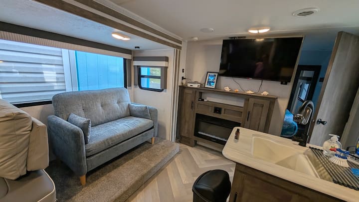 Charming Rv 2 Blocks From River. Private Parking. - Florida