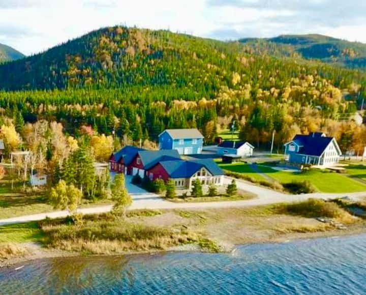 Beautifully Designed Chalet Sleeps Up To 16 People - Newfoundland and Labrador