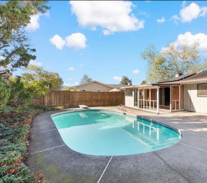 Medford Pool House • Cozy, Bright & Updated - メドフォード, OR