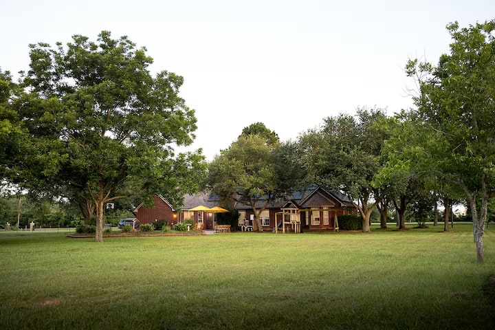 Exclusive 2.5-acre Luxury Estate With Private Pool - Katy, TX