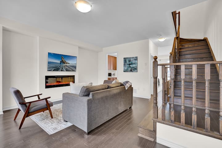 Embers Nest - 5 Beds, 4 Bath, 2 Park, Thermea Spa - Oshawa