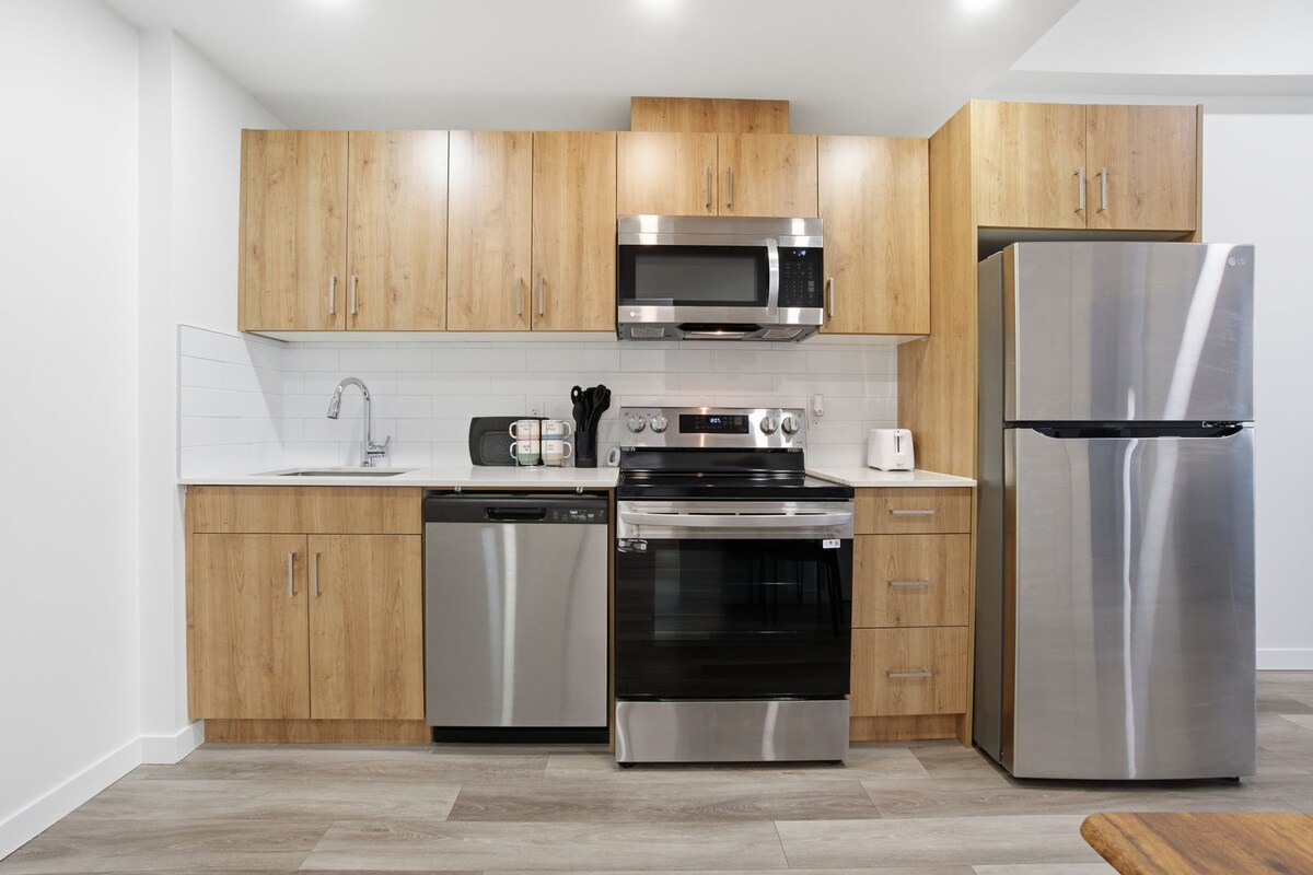 Clean & Cozy Suite, 5 Min To Rogers, Gym + Parking - Apartments for ...