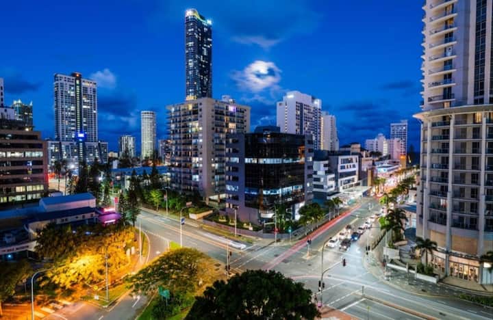 Amazing Location In Surfers Paradise. - Gold Coast
