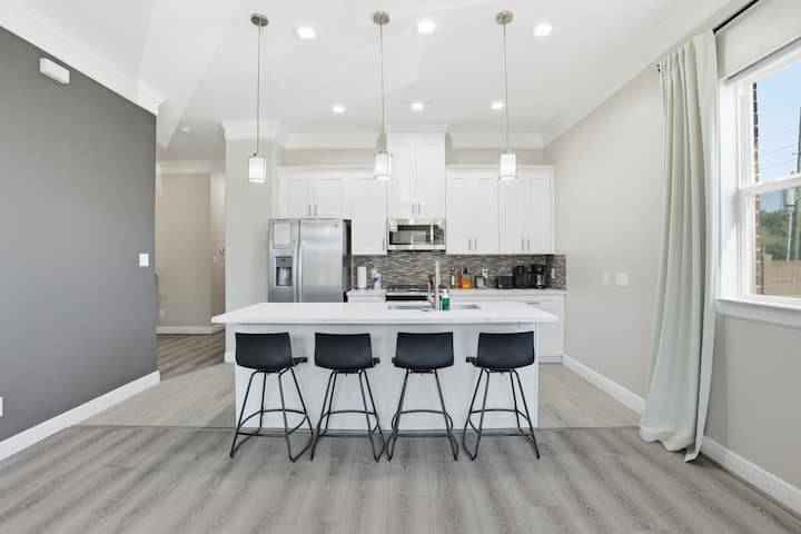 O14b Single-story 2br, King Beds, Workspaces + Gym - Houston, TX