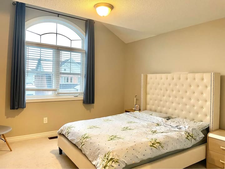 9ft Ceiling Modern Cozy House North Of Gta - Bradford, ON, Canada