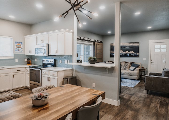 Cozy Windsor Condo | Walk To Trails | 2br + Futon - Greeley, CO