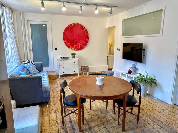Large Two Bedroom Arty Flat - City of London