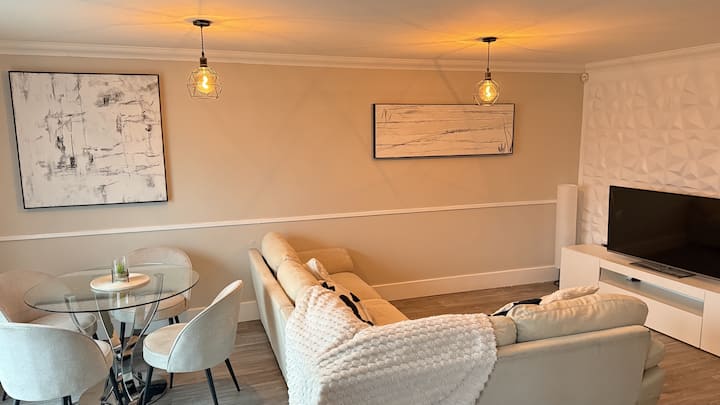 Stylish Modern 2 Bedroom Apartment Prime Location - Stafford