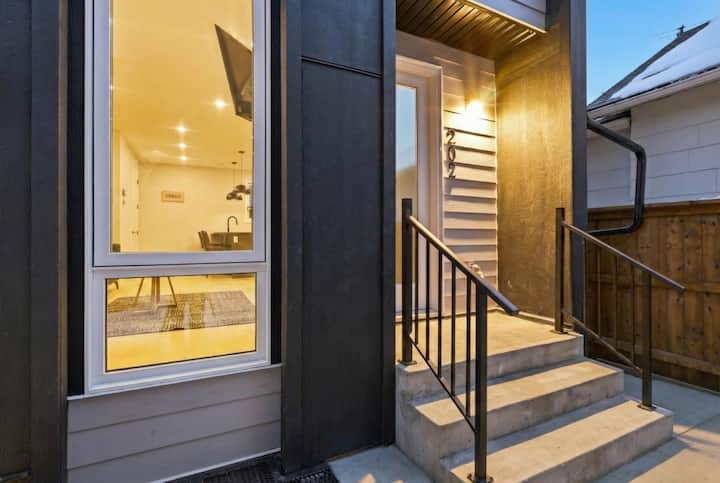 10 Minutes To Downtown 3 Bed 2.5 Bath Town House - Calgary