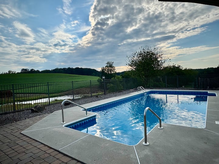 Peaceful 5br Farm Stay • Pool, Pond & Sunsets - 함부르크