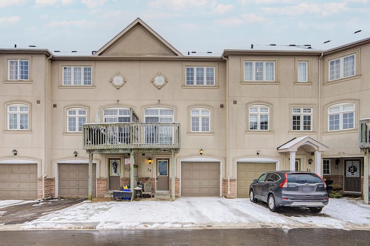 Three Bedroom Townhouse In Richmond Hill - Vaughan