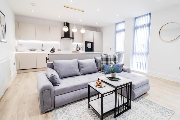 The Abbey • 1br • Workspace & Island • Ug Parking - High Wycombe