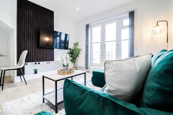 The Booker • 1br • Central Location • Free Parking - 말로