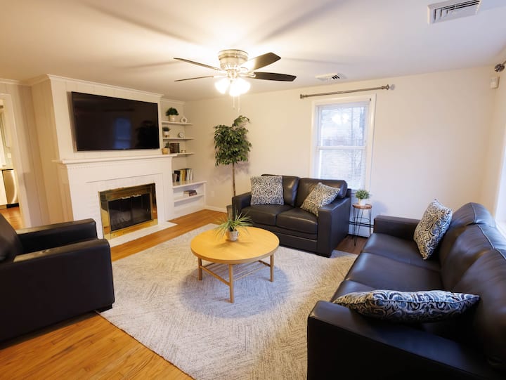 Entire Home For Rent: Recently Renovated And Cozy - Bethel, CT