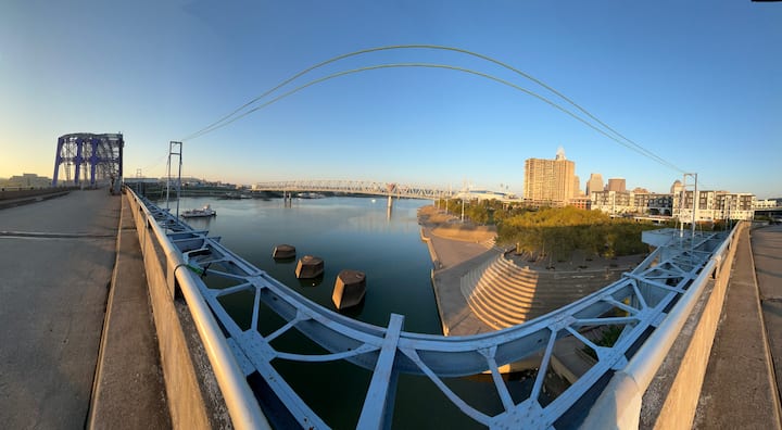 King Bed N' The Queen City River Views Gym Garage - Covington, KY
