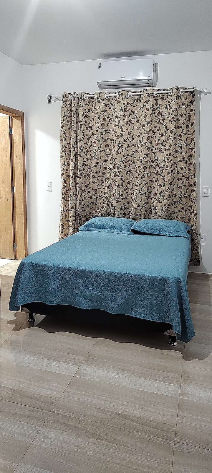 Suíte Espaçosa Com Ar, Tv E Frigobar Em Bombas. - Bombinhas