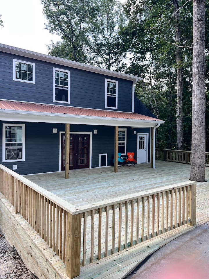 Home Away From Home Tucked In The Woods! - Clarksville, TN