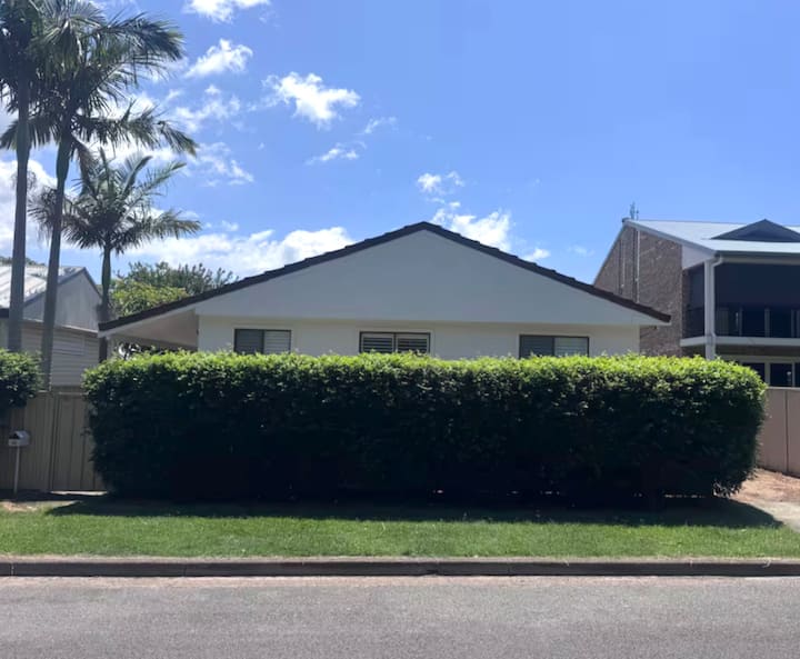 Pelican Family Escape - Home By The Lake - Newcastle