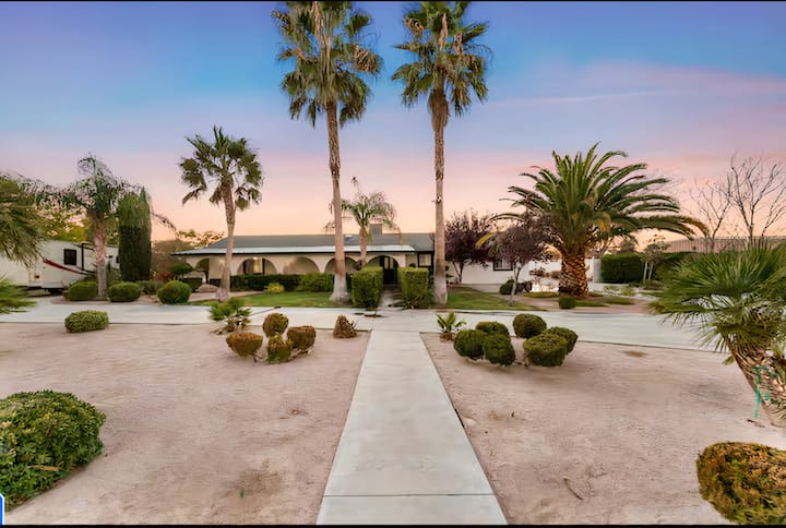 Palmdale Desert Oasis | Spacious 5br Family Home - Palmdale, CA