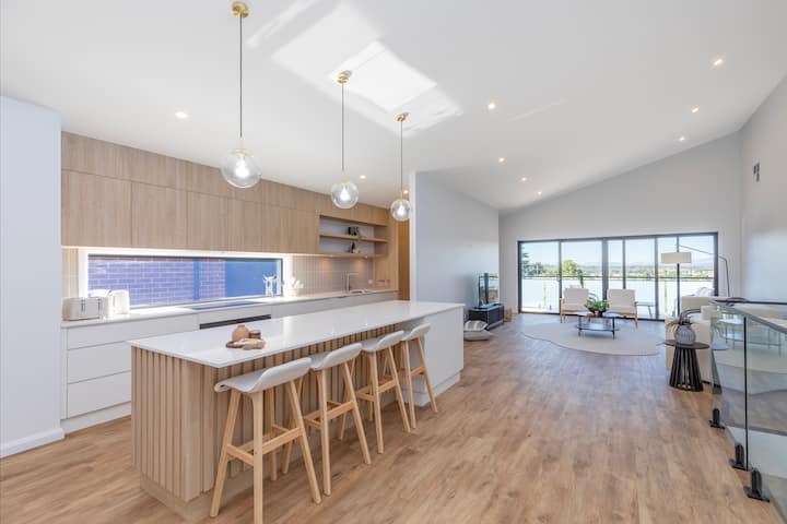 Luxury 3 Bedroom Escape With Stunning Views - Tamworth