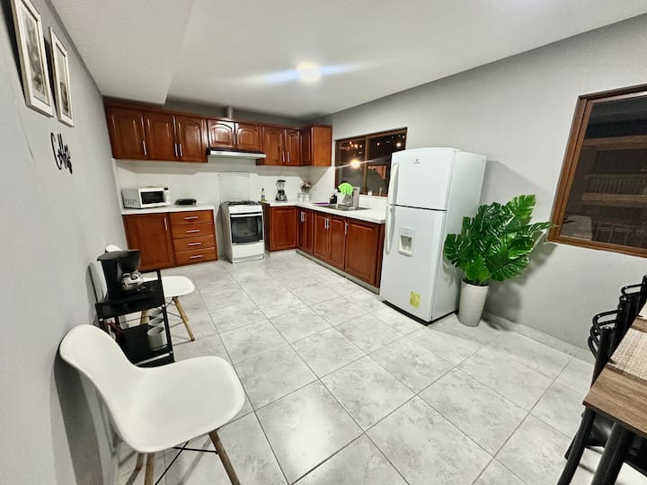 Departamento En Zona Céntrica Con Parqueo - Cuenca
