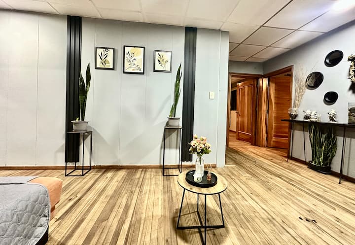 Departamento En Zona Céntrica Con Parqueo - Cuenca