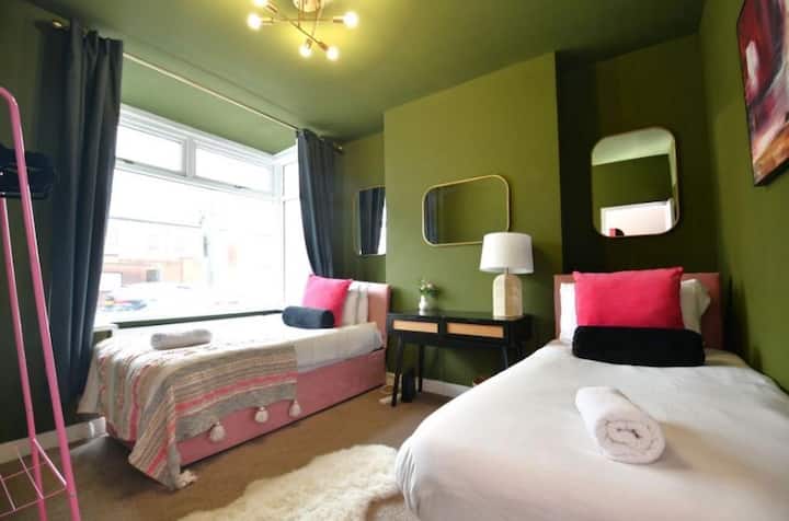 Manchester Getaway Bright & Spacious With Parking - Bury