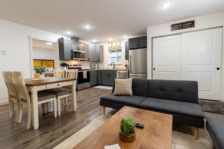 Cozy Modern Retreat - Near Harbor And Trails - Seward, AK