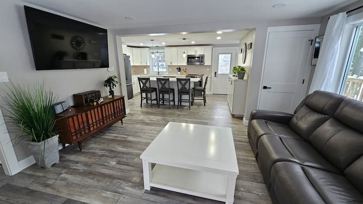 Charming Home On A Pond In Merrimack - Brookline, NH