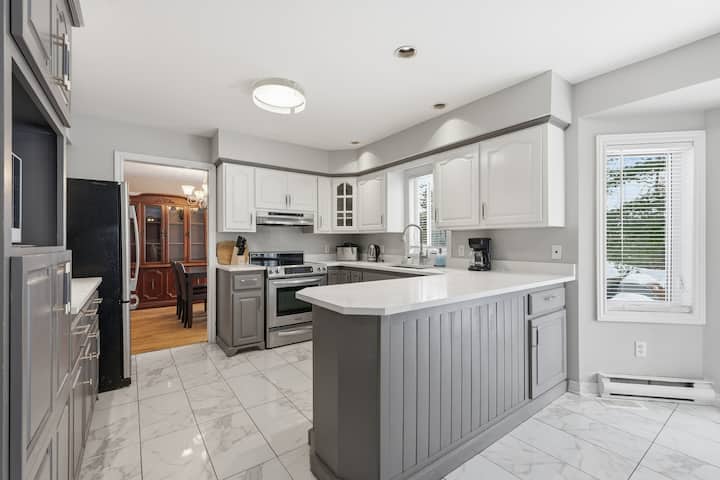 Executive 7 Bedrooms 3.5 Bathrooms - Nova Scotia