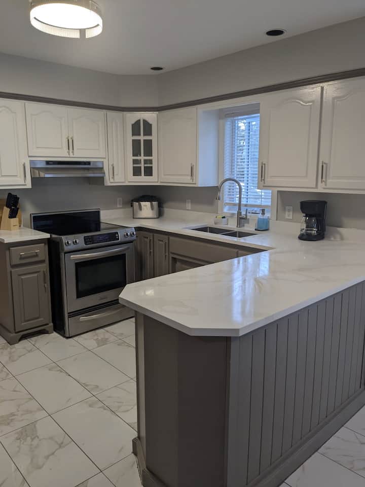 Executive 6 Bedrooms 3.5 Bathrooms - Halifax