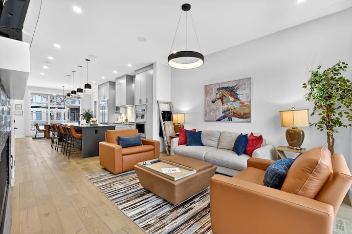 Marda Loop Retreat Family-ready Pet-friendly - Calgary