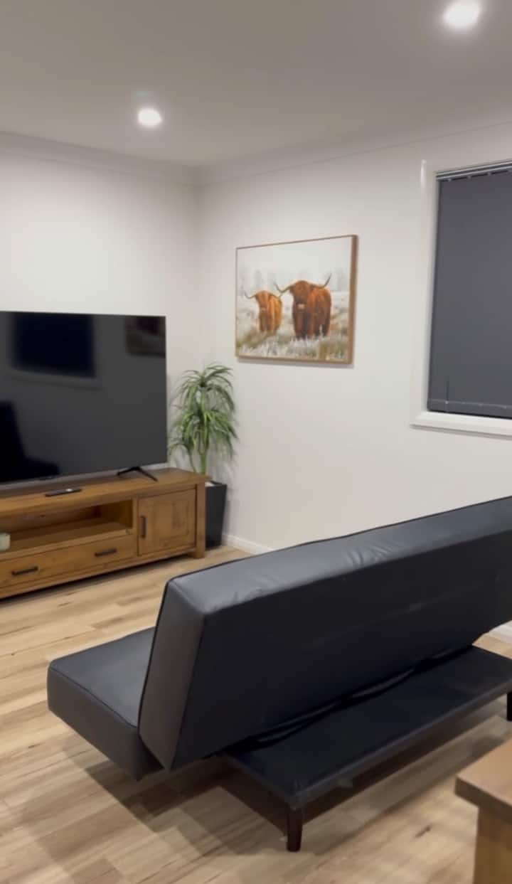 Retreat To Lampada - Tamworth