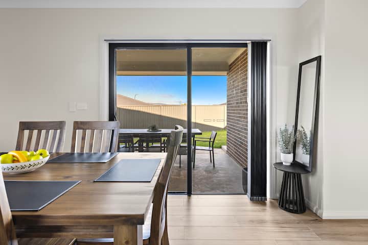 Retreat To Lampada - Tamworth