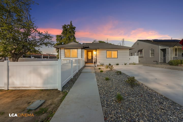Modern & Cozy 2br Home – 5 Min To Kern Medical - Bakersfield, CA